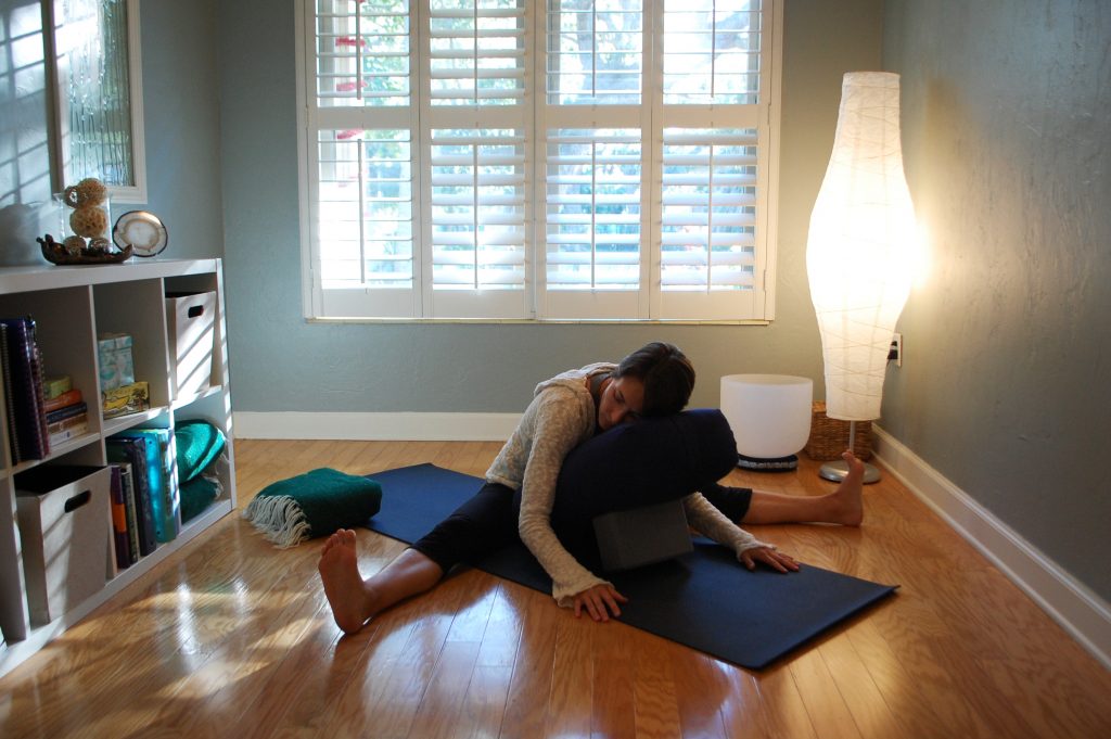 SLEEP BETTER AT NIGHT WITH THIS BEDTIME YIN YOGA SEQUENCE - Swagtail